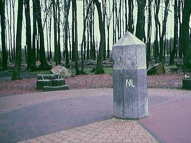grenspaal drielandenpunt | ZWERVEN OVER DE SLAGVELDEN | Bas Sjoerts ...